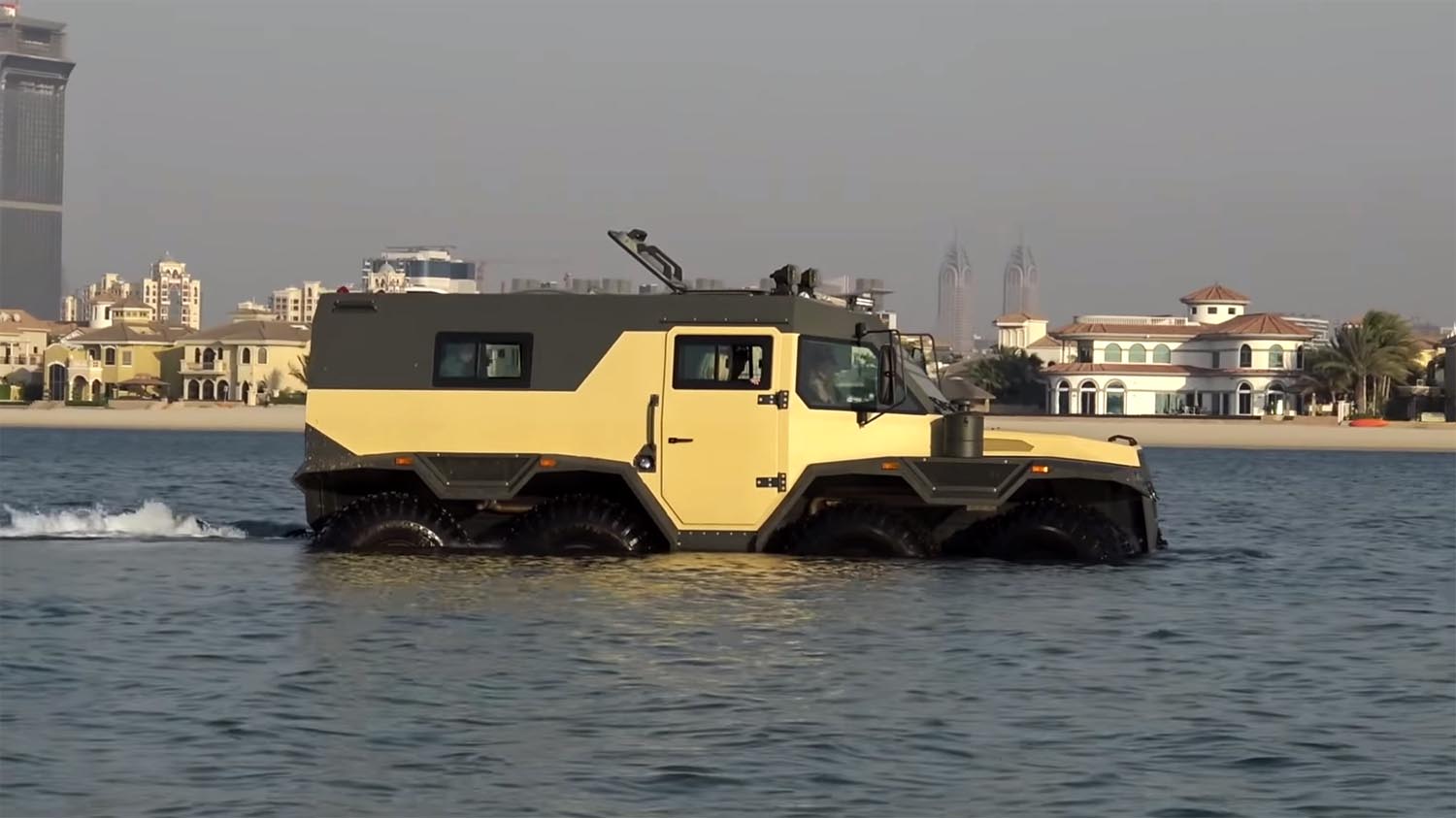 Το Avtoros Shaman 8x8 δεν φοβάται το νερό (video)