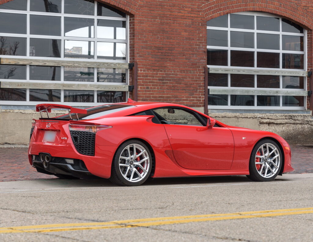 Μία κατακοκκίνη Lexus LFA μπορεί να γίνει δική σας (photos)