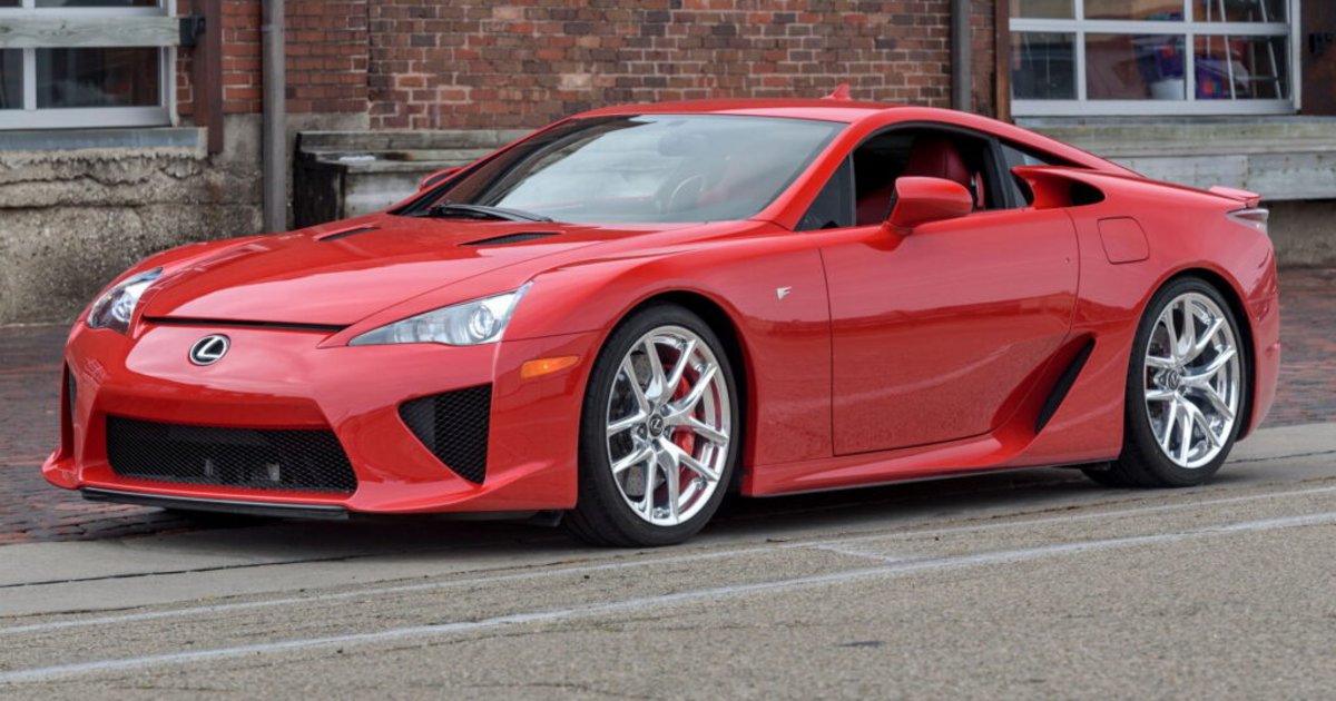 Μία κατακοκκίνη Lexus LFA μπορεί να γίνει δική σας (photos)