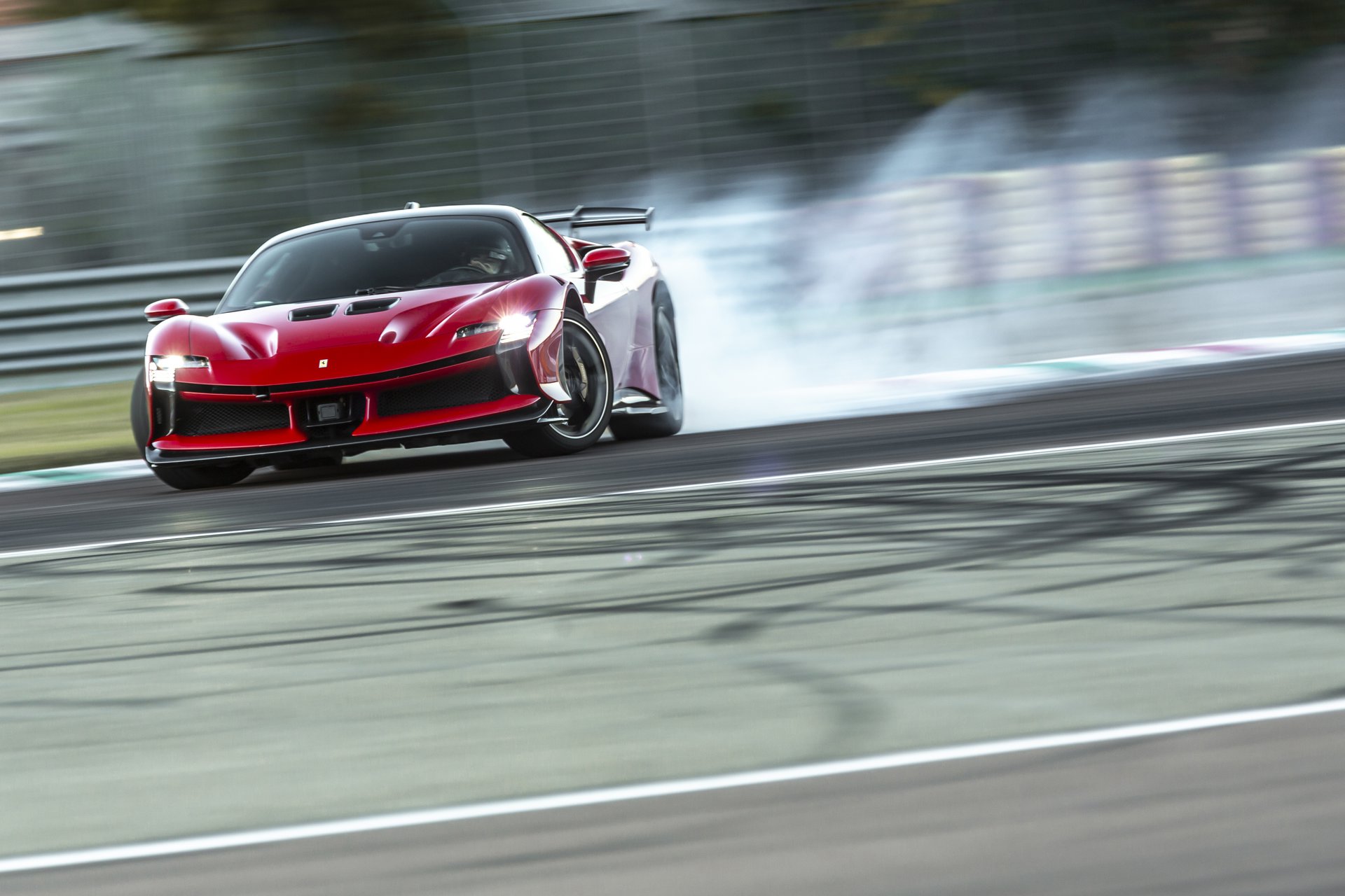 Η Ferrari SF90 XX Stradale έσπασε το ρεκόρ γύρου στην πίστα του Fiorano ...