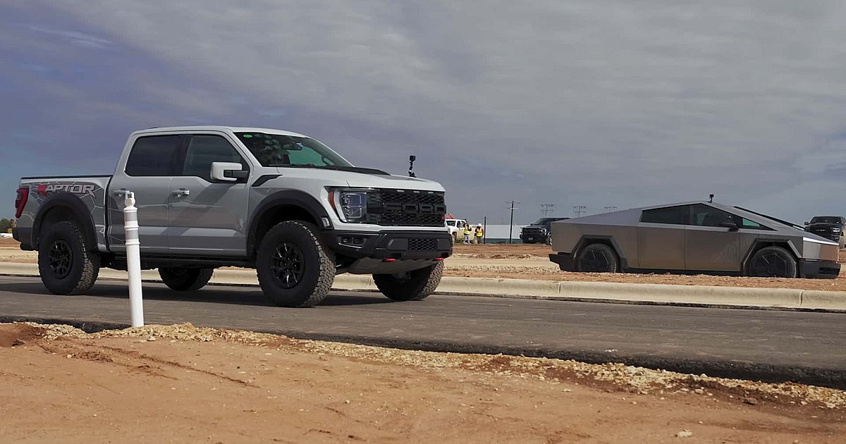Το εκκεντρικό Tesla Cybertruck «τα βάζει» με το F-150 Raptor R σε χώμα ...