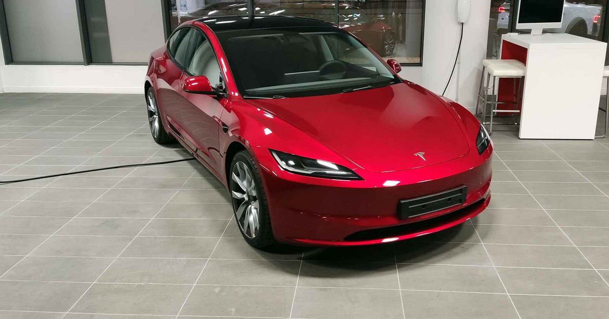 LIVE PHOTOS: Το νέο Model 3 ήρθε στην έκθεση της Tesla (εκδόσεις-τιμές)