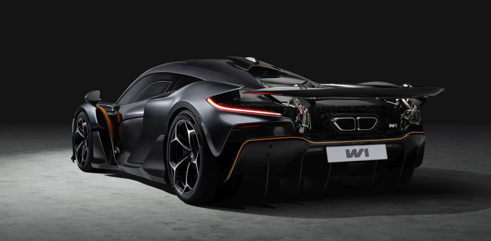 Η McLaren W1 μπήκε στο Silverstone και έσπειρε τον πανικό - Ακούστε τον ...