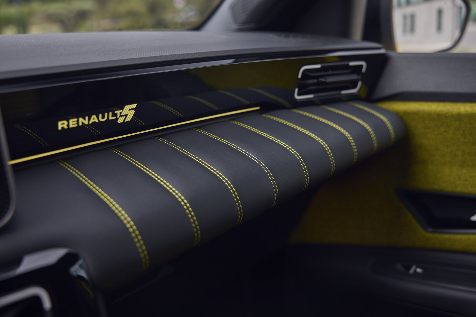 Renault 5: Οδηγούμε το «Αυτοκίνητο της Χρονιάς» στη Γαλλική Ριβιέρα (video)