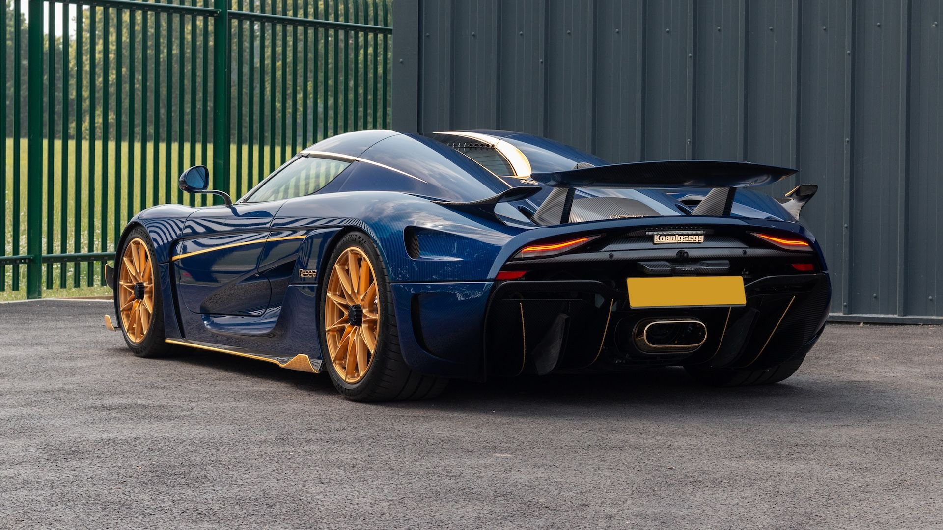 Αυτή η Koenigsegg Regera έχει φύλλα χρυσού και η τιμή της ζαλίζει (photos)