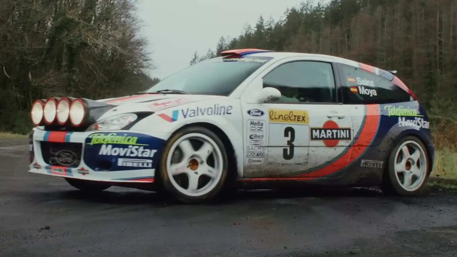 Ο Άι Βασίλης ήρθε νωρίς: Το Ford Focus WRC μοιράζει δώρα με το... πλάι ...