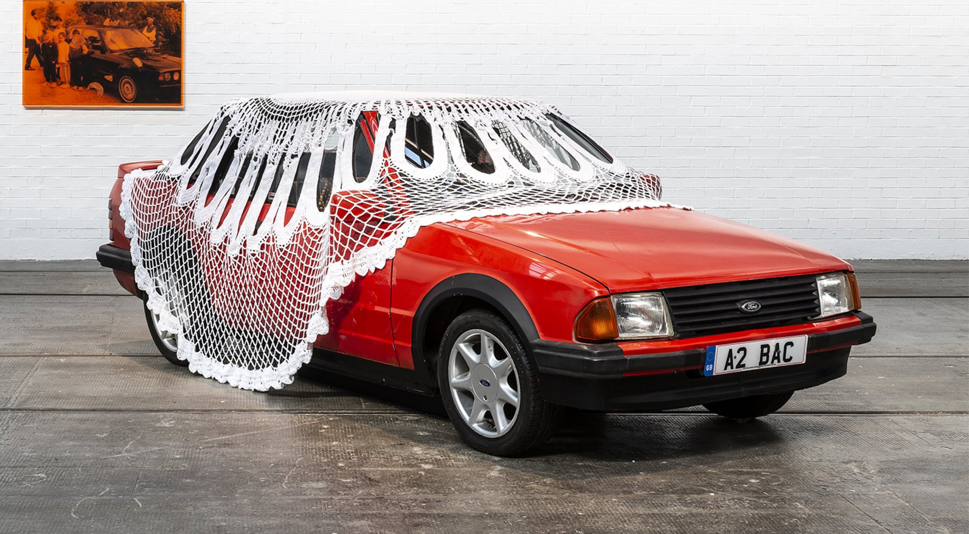 Κόκκινο Ford Escort «ντύθηκε» με τεράστιο σεμεδάκι και κέρδισε βραβείο