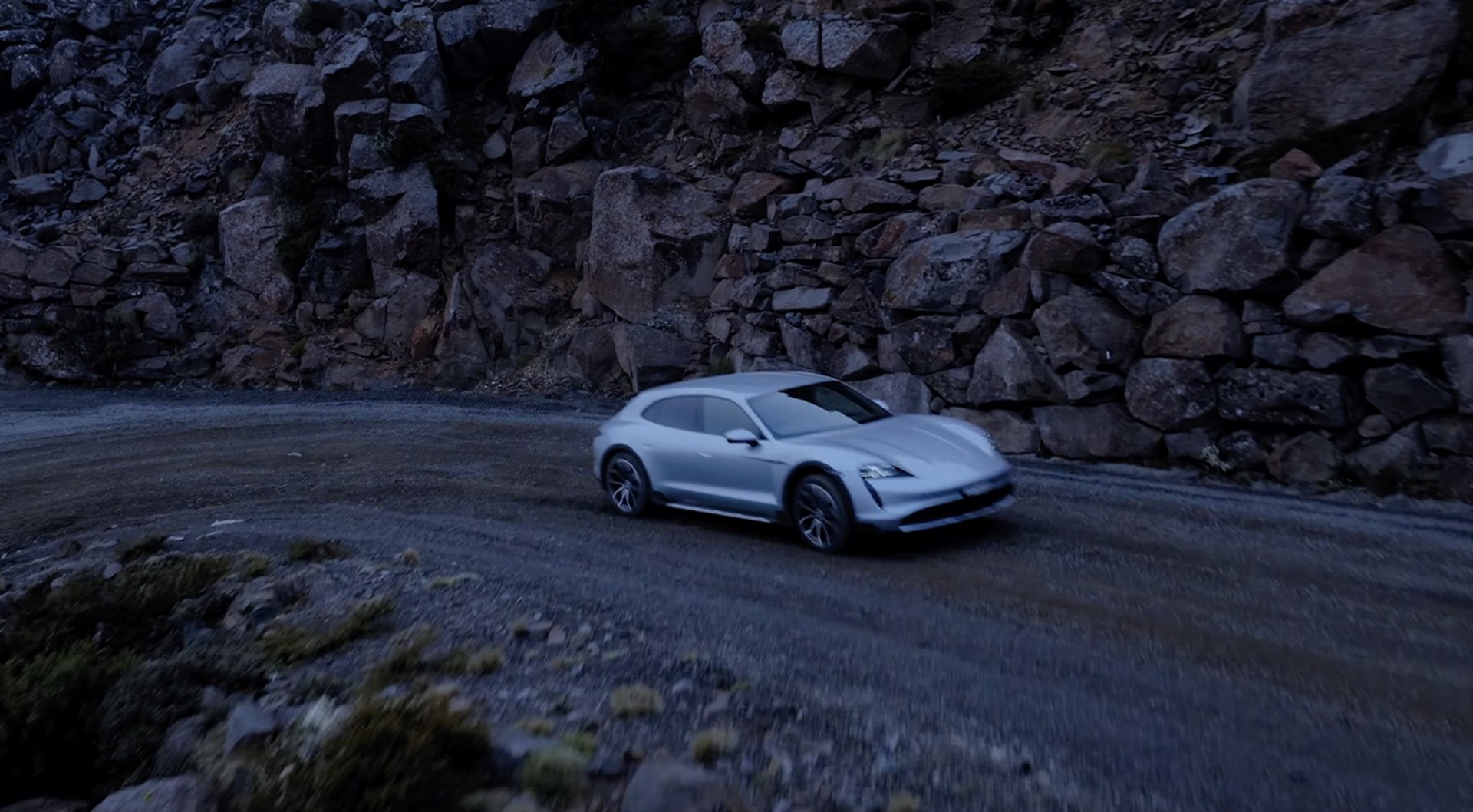 Πρώην πιλότος της F1 μπαίνει στην Porsche Taycan και την «απογειώνει ...