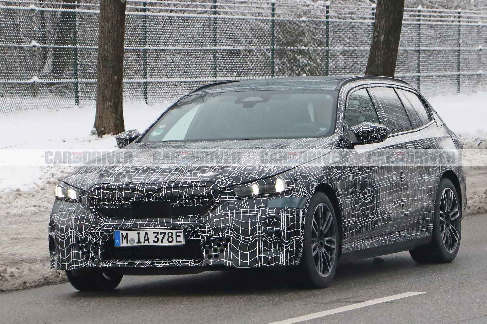 Ώρα για συγκρίσεις Η νέα ηλεκτρική BMW i5 δίπλα στη νέα «θερμική» 5άρα ...