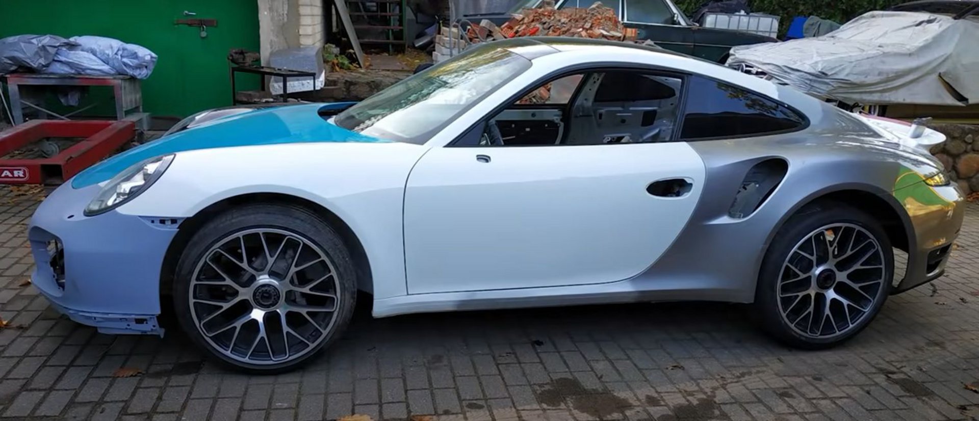 Δείτε μια διαλυμένη Porsche να γίνεται του «κουτιού» μέσα σε 24 λεπτά ...