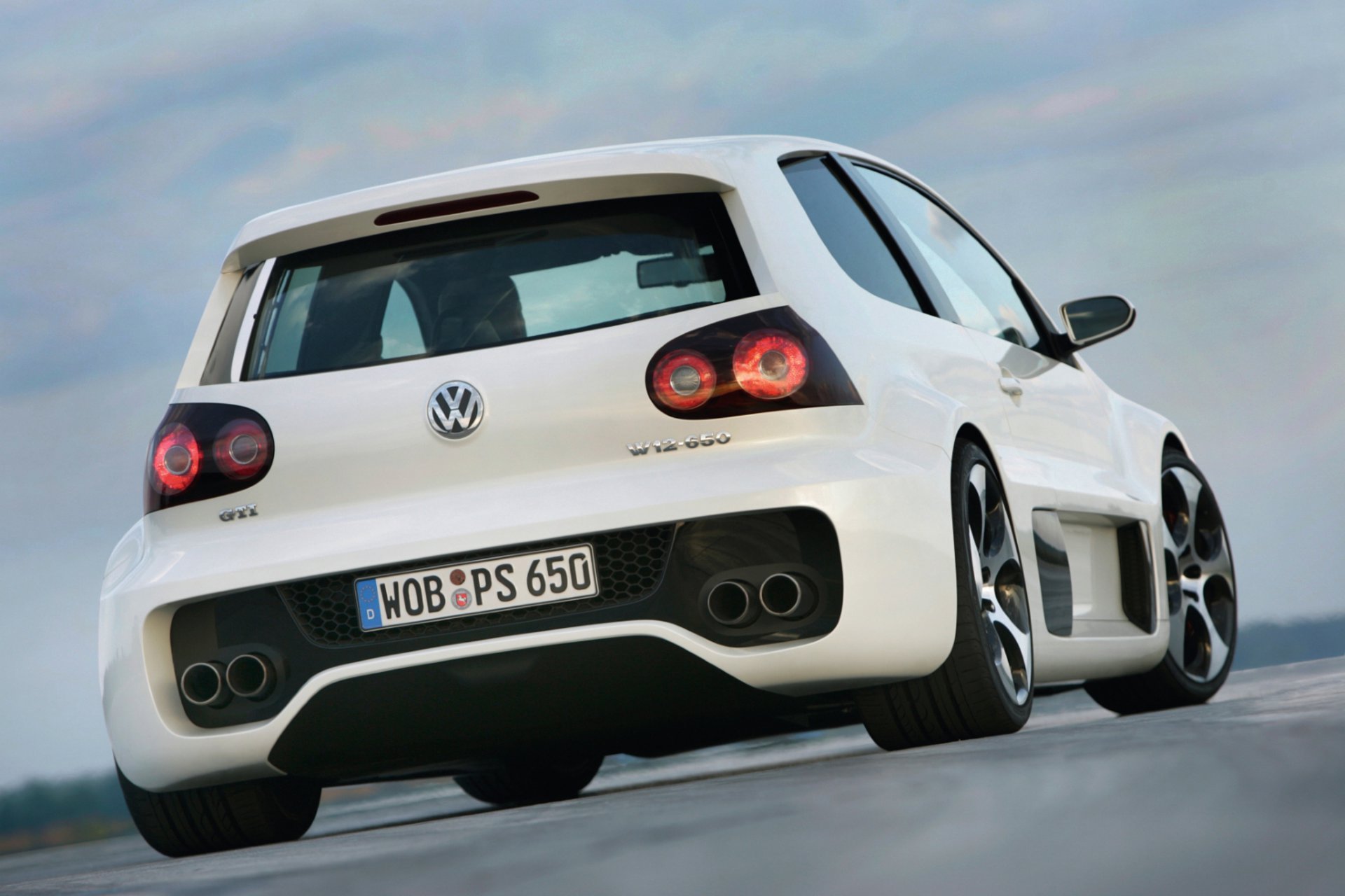 VW Golf GTI W12: Όταν η Volkswagen έβαλε κινητήρα από Bentley στο Golf
